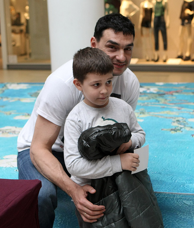 Владо Николов раздаде награди и автографи - Сн. 35 Фото галерии - Vesti.bg