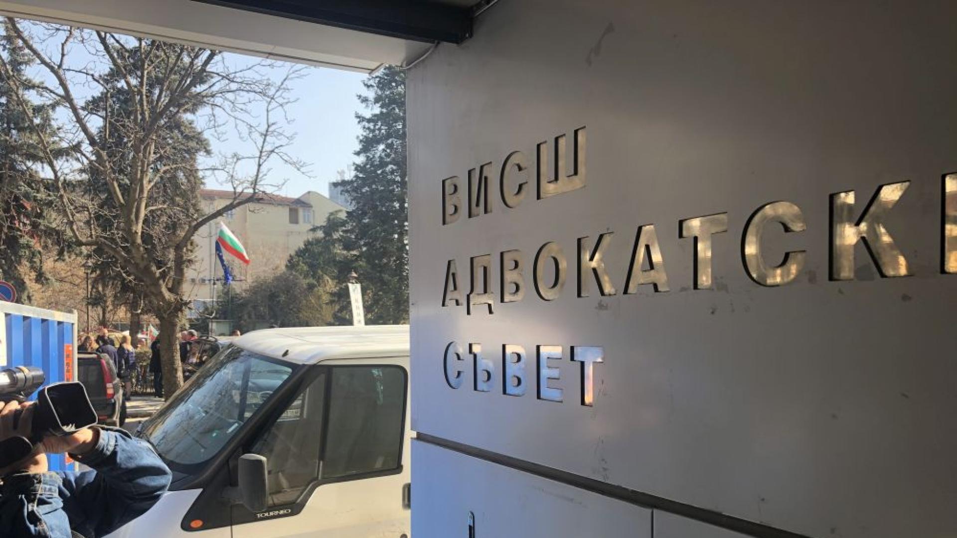 Висшият адвокатски съвет призова ВСС да реши спора с и д главен прокурор и председател на ВАС