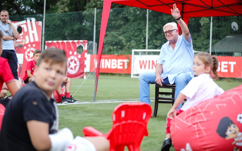 Георги Велинов разказа на десетки деца истории за ЦСКА - БГ Футбол ...