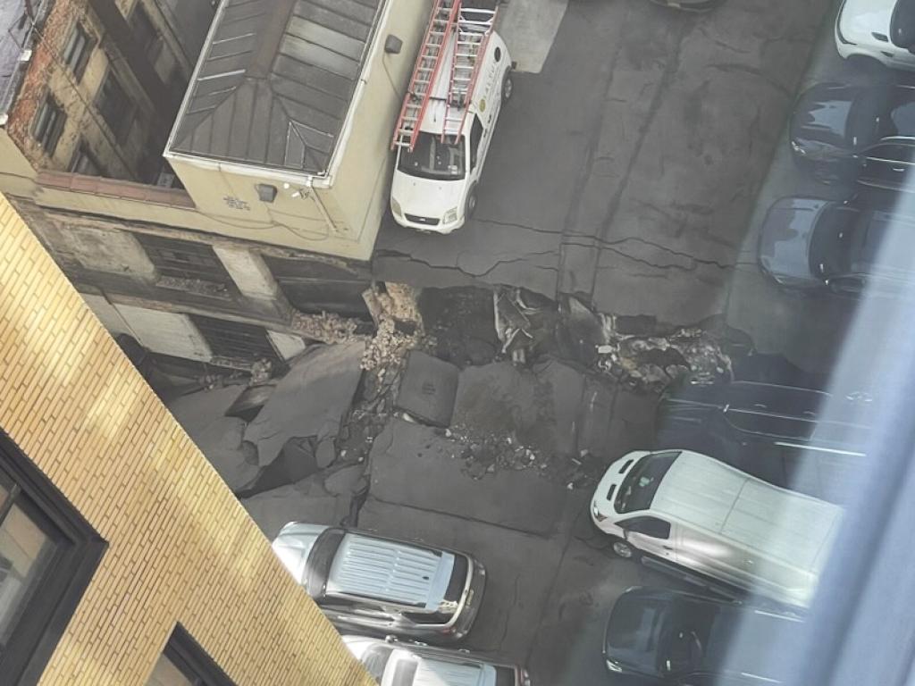 Най малко един загинал и петима ранени при срутване на паркинг на няколко нива в Манхатън Свят