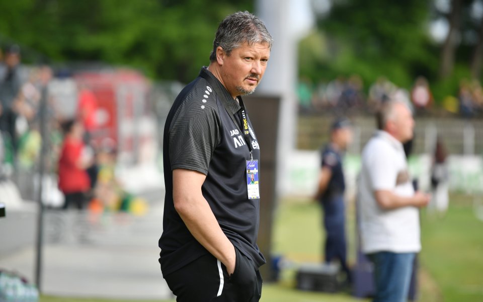 Стадион "Георги Бенковски" изригна: Любо Пенев, Любо Пенев...! (видео ...