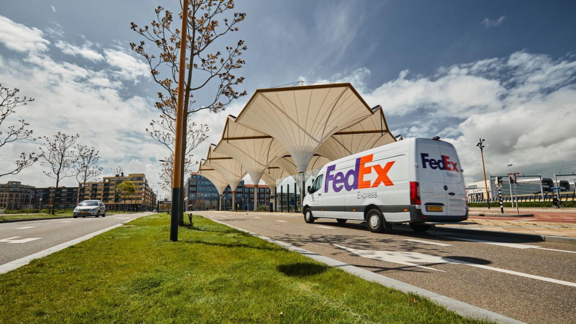 Навигиране в глобалната електронна търговия: Възможностите на FedEx за ...