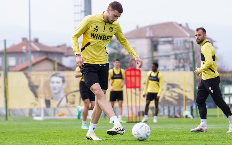 Националите на Ботев Пловдив подновиха тренировки - БГ Футбол - efbet ...