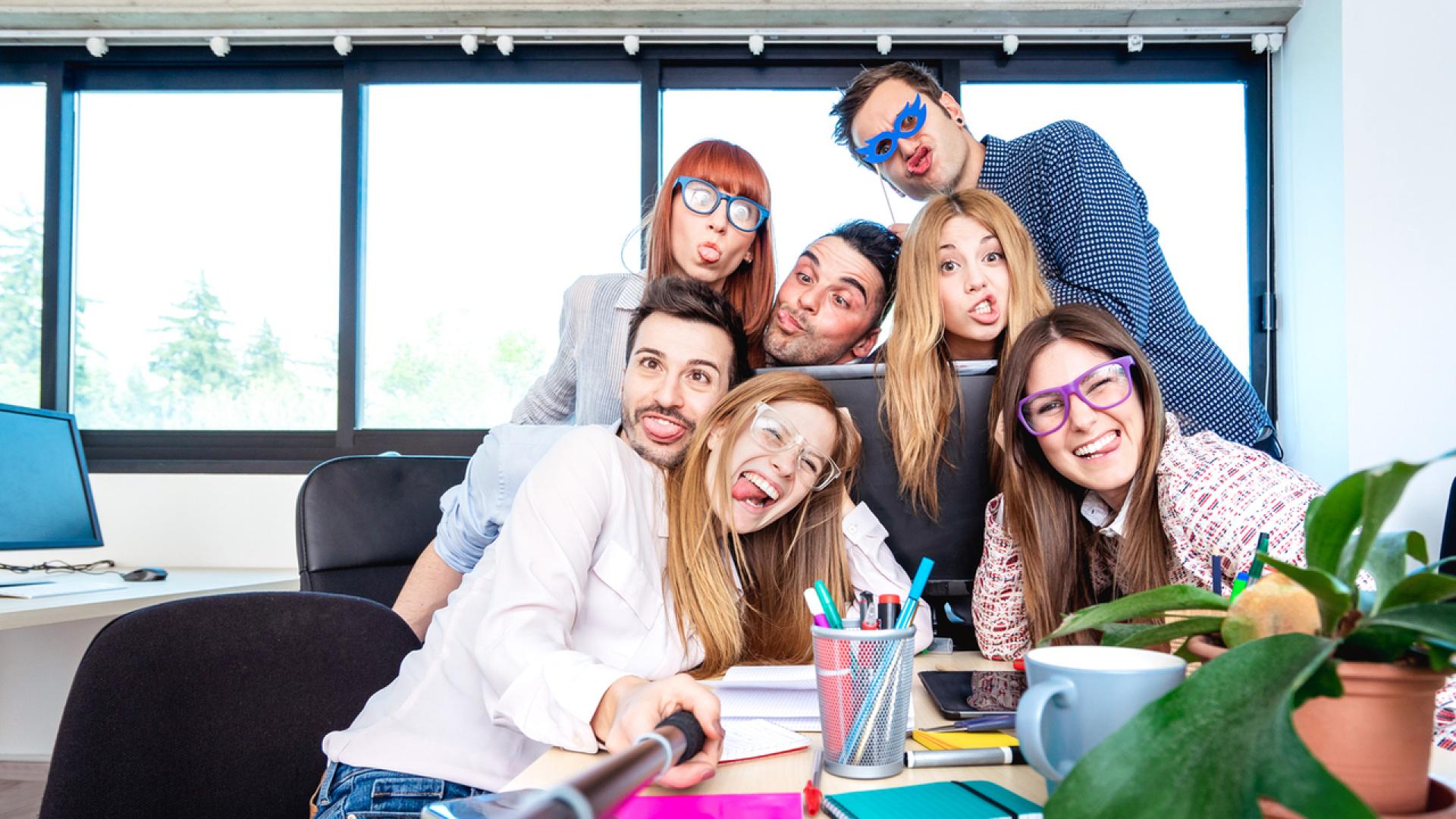 Нещастните, щастливи хора: парадоксът Gen Z|Vesti.bg