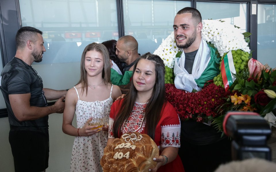 Златното момиче Маги посрещна златното момче Карлос Насар | Gong.bg