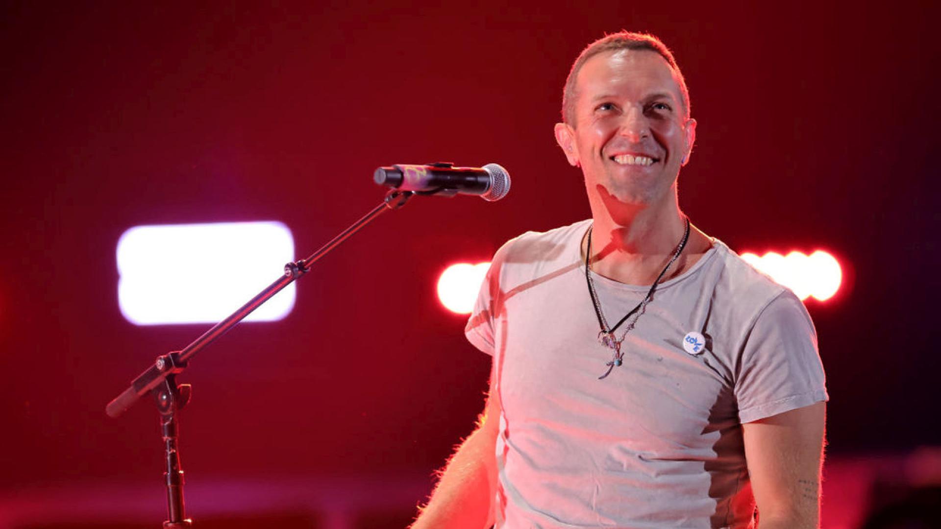 Крис Мартин от Coldplay пропадна на сцената (ВИДЕО)|Vesti.bg