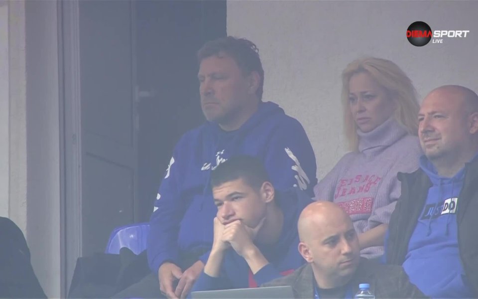 Баща подкрепя сина си - Вили Вуцов гледа дебюта на Светослав Вуцов ...