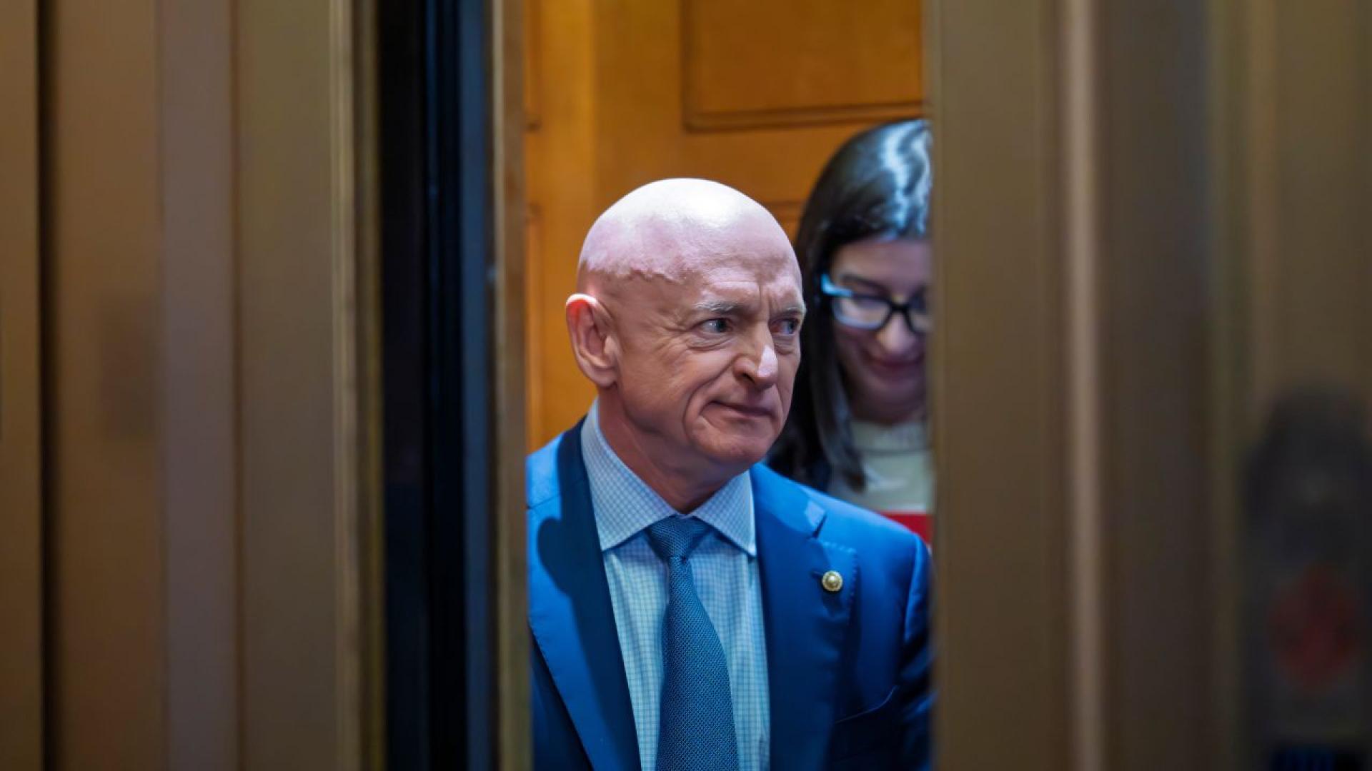 Американският сенатор Марк Кели заведе дело срещу Пентагона|Vesti.bg