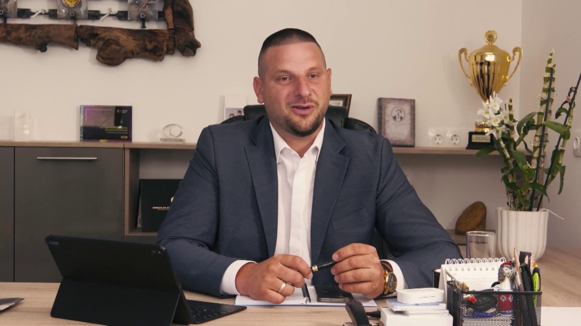 Прикритието на „аватара“ е застрашено в „Шеф под прикритие“|Vesti.bg