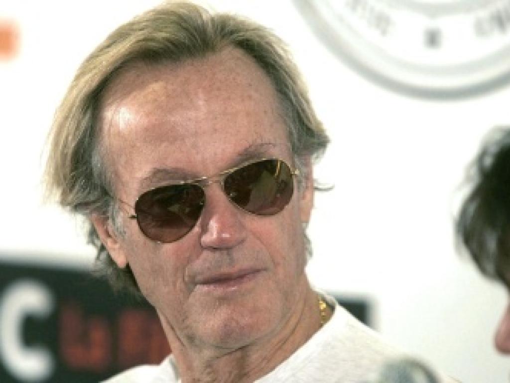 Питър Фонда откри труп в автомобил - Новини | Vesti.bg