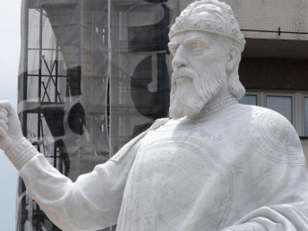 Скопие издигна паметник и на цар Самуил - България - Vesti.bg